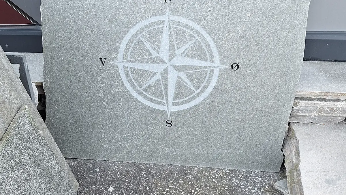 Kompassrose sandblåst